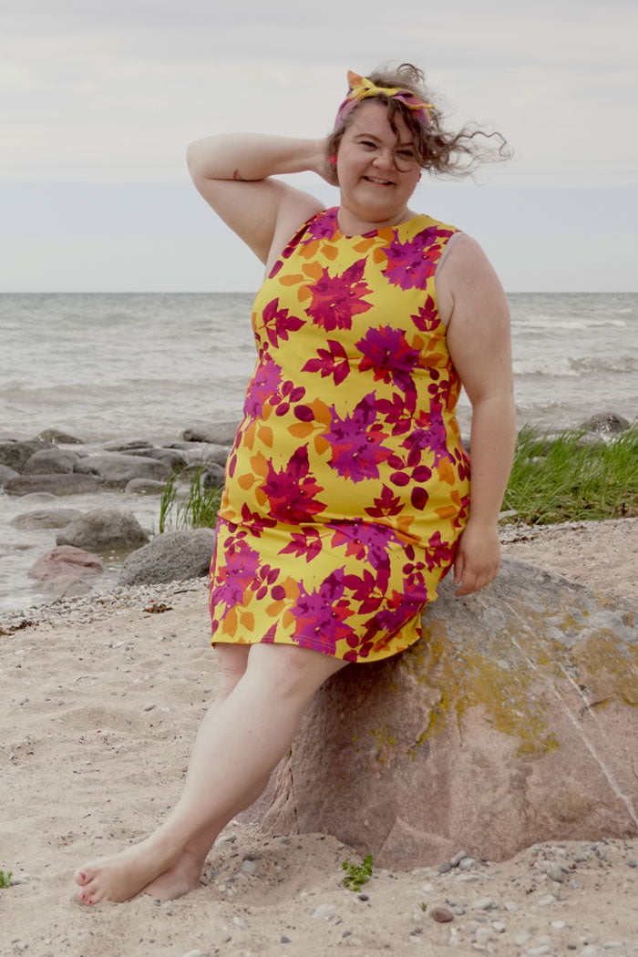 Klänningen Anna i gula och rosa toner i ekologisk GOTS-certifierad ...