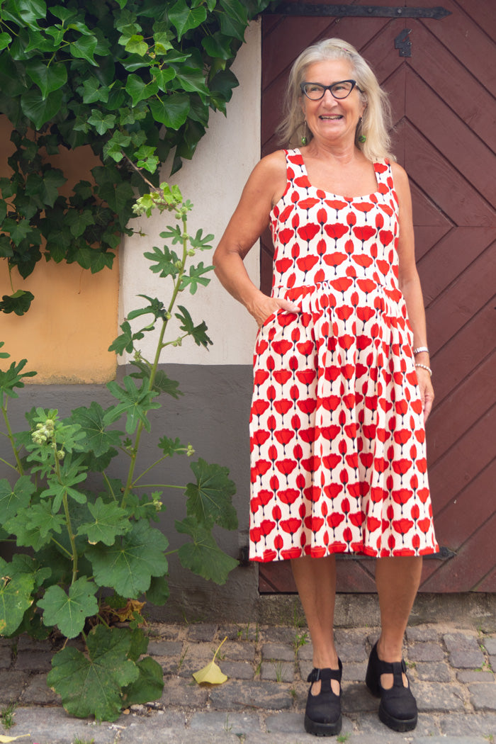 Sommarklänningen Gerda i Tulip red i ekologiskt tyg tillverkad på ...